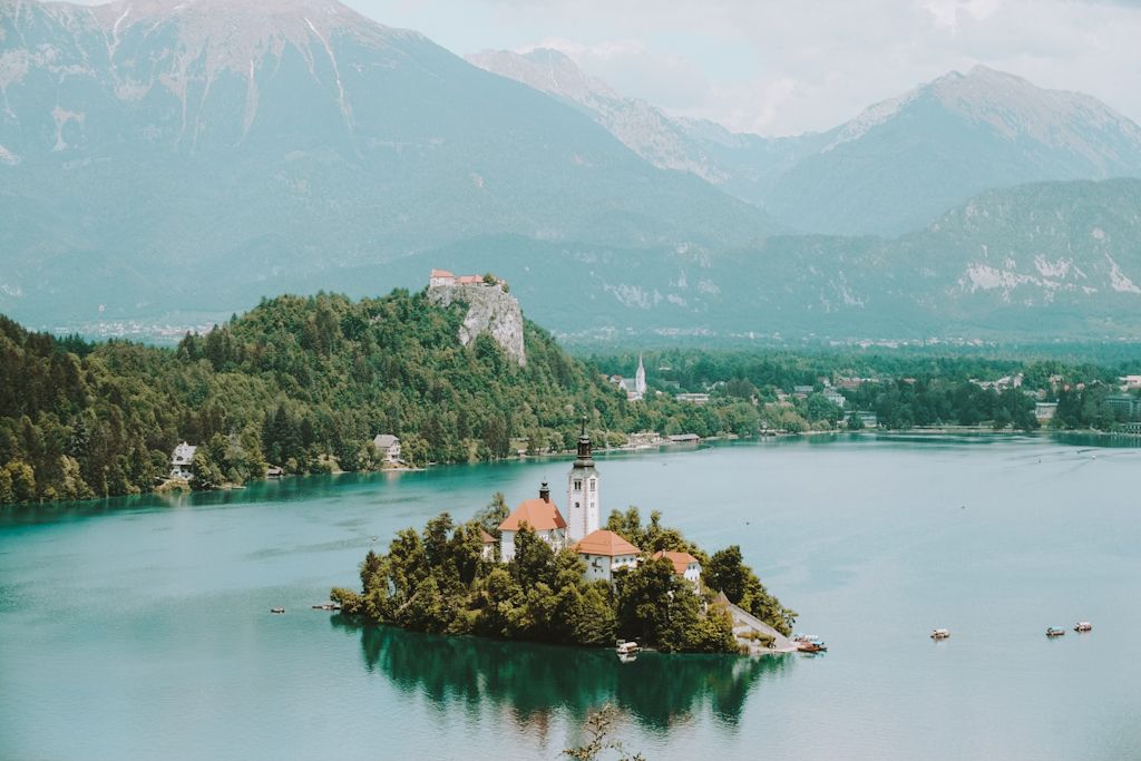 เที่ยวทะเลสาบเบลด (Lake Bled) ที่เที่ยวยอดนิยมในสโลวีเนีย | BeyondYaovy