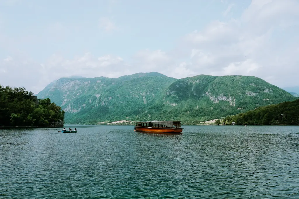 เที่ยวทะเลสาบโบฮินจ์ Lake Bohinj ผืนน้ำมรกตใหญ่ที่สุดของสโลวีเนีย | BeyondYaovy