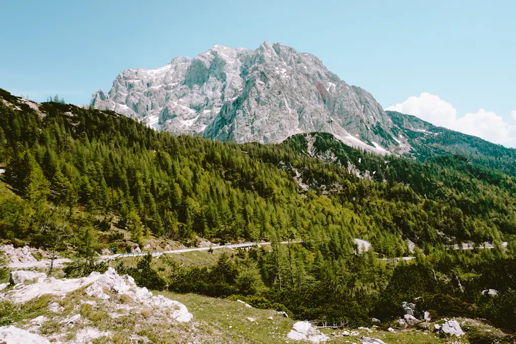 ขับรถเที่ยว Vršič Pass สโลวีเนีย เส้นทางอันงดงามผ่านจูเลียนแอลป์ | BeyondYaovy